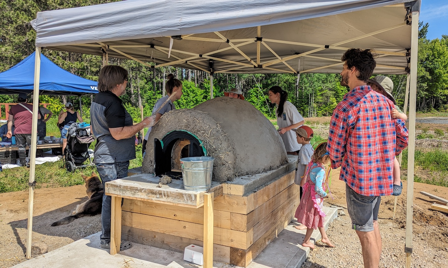 Comment construire un four à pain communautaire? | 100˚