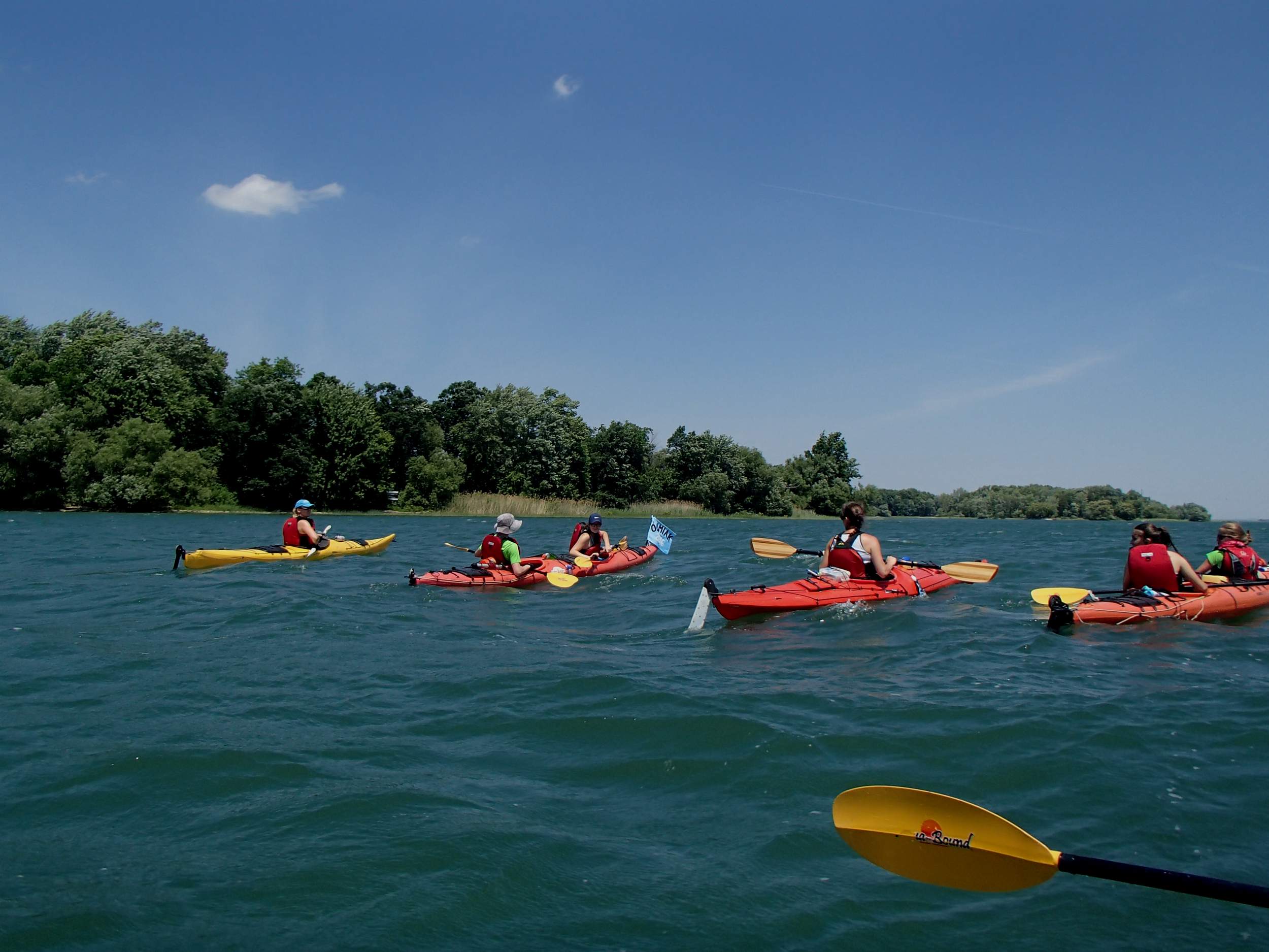 Un enseignant accro au plein air partage sa passion du kayak avec des ...